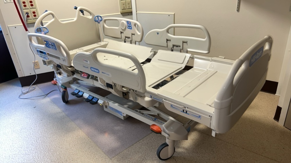 HILLROM P3200K000916 VERSACARE HOSPITAL BED LOCATED AT 1255 HILYARD ST ...