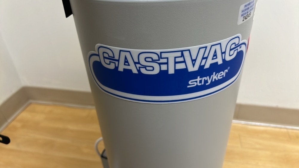 STRYKER CASTVAC 0986-000-000 CAST VACUUM WITH CAST SAW ON CART LOCATED ...