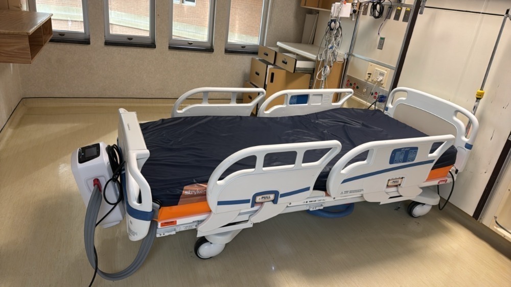 STRYKER 3005S3 EX HOSPITAL BED W/ STRYKER ISOTOUR PUMP AND MATTRESS ...