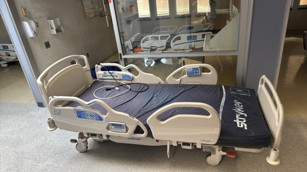 STRYKER 3005S3 EX HOSPITAL BED W/ STRYKER ISOTOUR PUMP AND MATTRESS ...