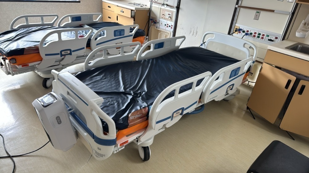 STRYKER 3005S3 EX HOSPITAL BED W/ STRYKER ISOTOUR PUMP AND MATTRESS ...