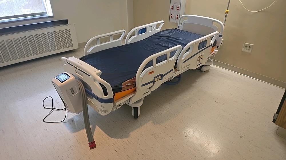 STRYKER 3005S3 EX HOSPITAL BED W/ STRYKER ISOTOUR PUMP AND MATTRESS ...