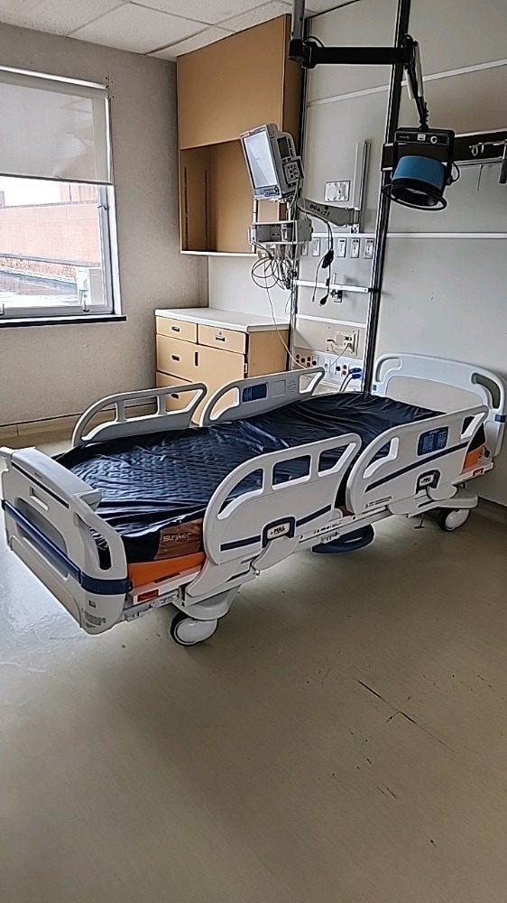 STRYKER 3005S3 EX HOSPITAL BED W/ STRYKER ISOTOUR MATTRESS LOCATED AT ...