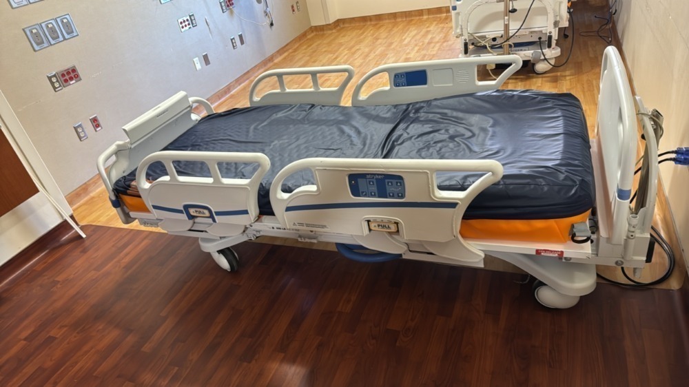 STRYKER 3005S3 PX1 HOSPITAL BED W/ STRYKER ISOTOUR MATTRESS LOCATED AT ...