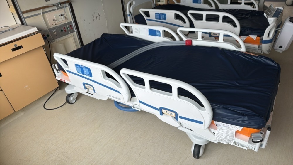 STRYKER 3005S3 PX1 HOSPITAL BED W/ STRYKER ISOTOUR MATTRESS, MISSING ...