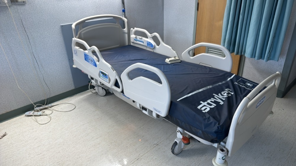 HILL-ROM ADVANTA 2 HOSPITAL BED, PL, W/ P1177A PATIENT HELPER POLE ...