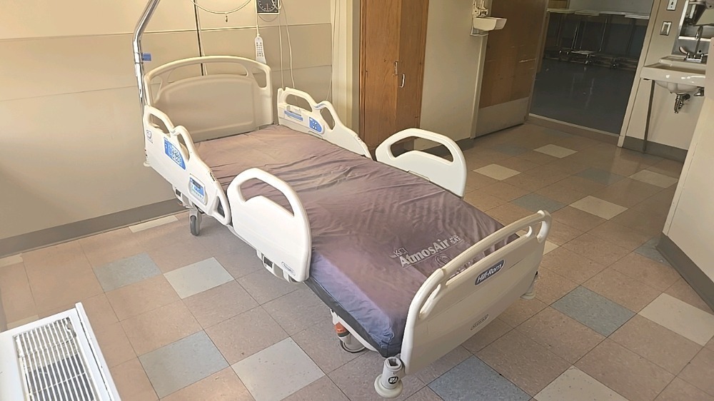 HILL-ROM ADVANTA 2 HOSPITAL BED, PL W/ P1177A PATIENT HELPER POLE ...