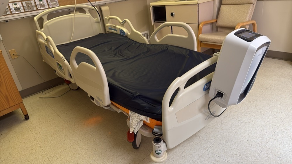 HILL-ROM ADVANTA 2 HOSPITAL BED, PL W/ ISOTOUR PUMP AND MATTRESS ...