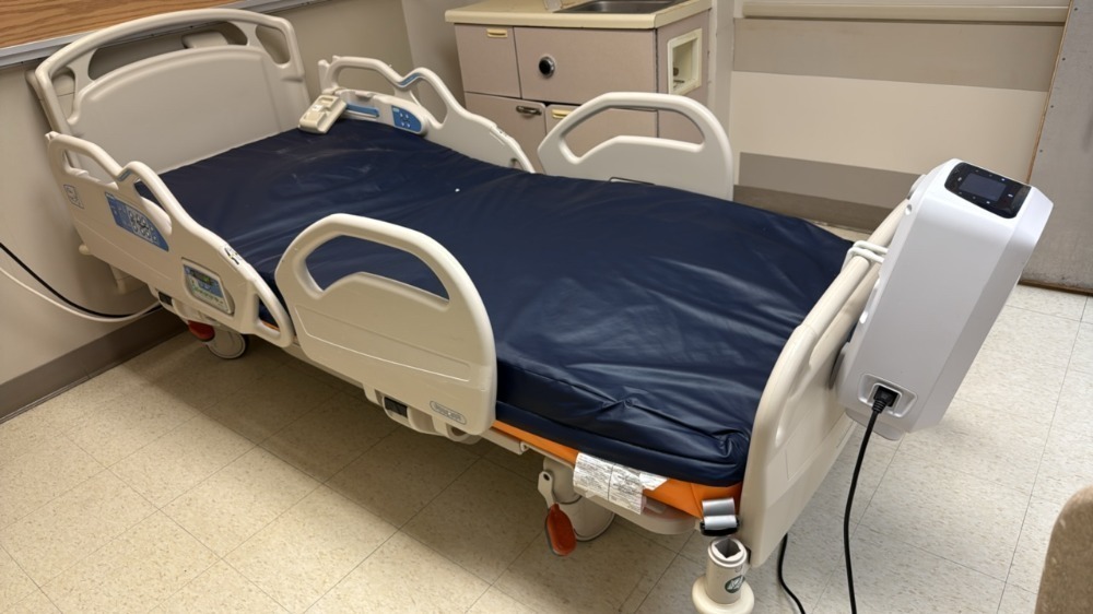 HILL-ROM ADVANTA 2 HOSPITAL BED, PL W/ ISOTOUR PUMP AND MATTRESS ...