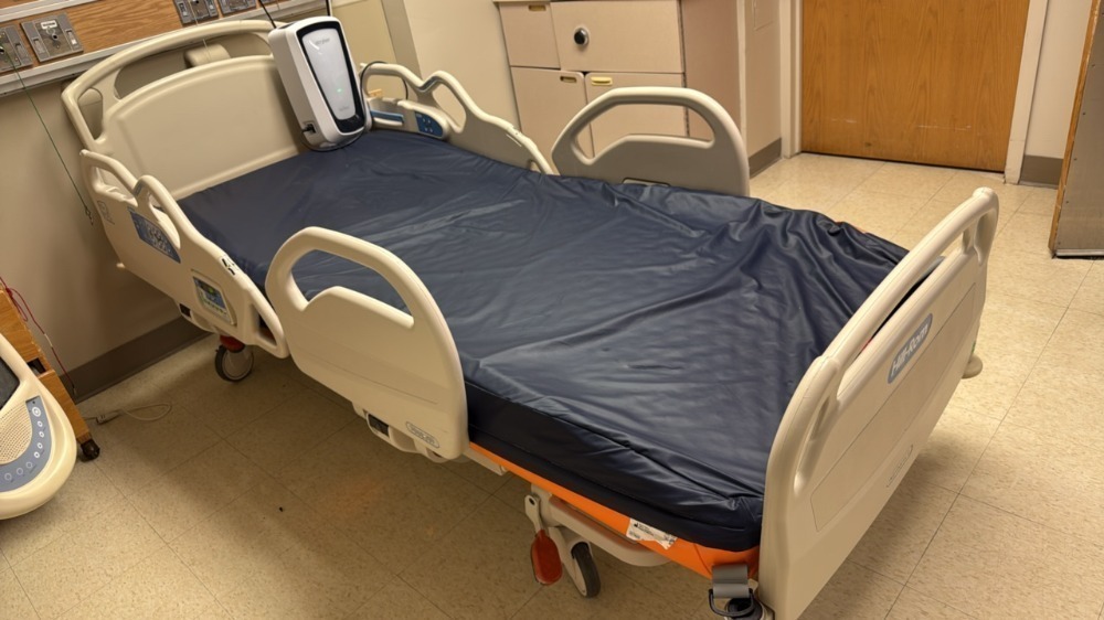 HILL-ROM ADVANTA 2 HOSPITAL BED, PL W/ ISOTOUR PUMP AND MATTRESS ...