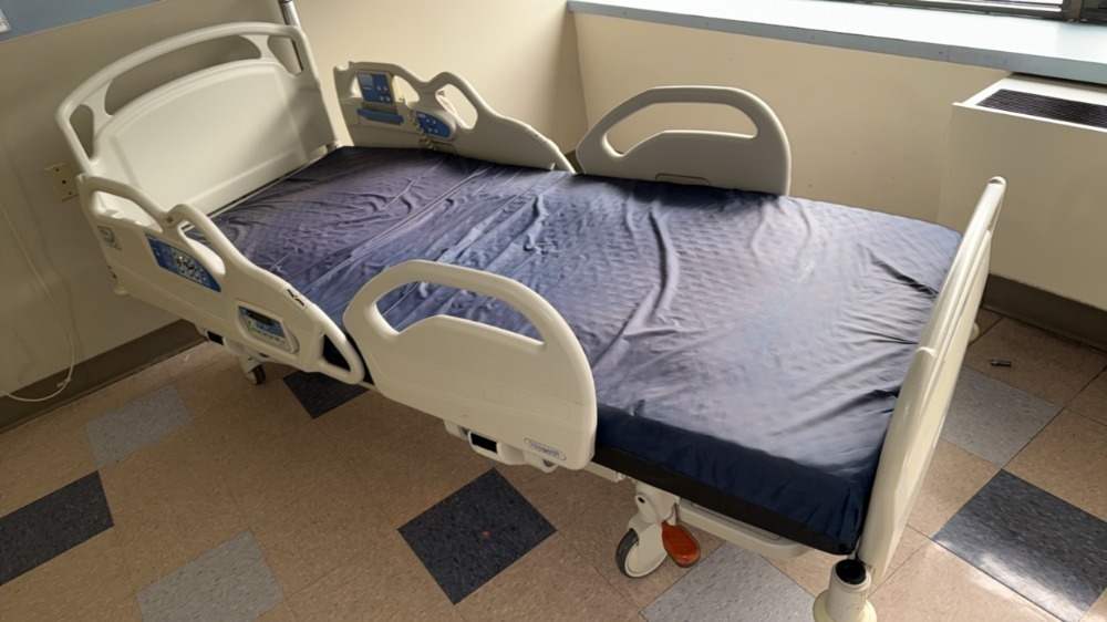 HILL-ROM ADVANTA 2 HOSPITAL BED, PL W/ P1177A PATIENT HELPER POLE ...