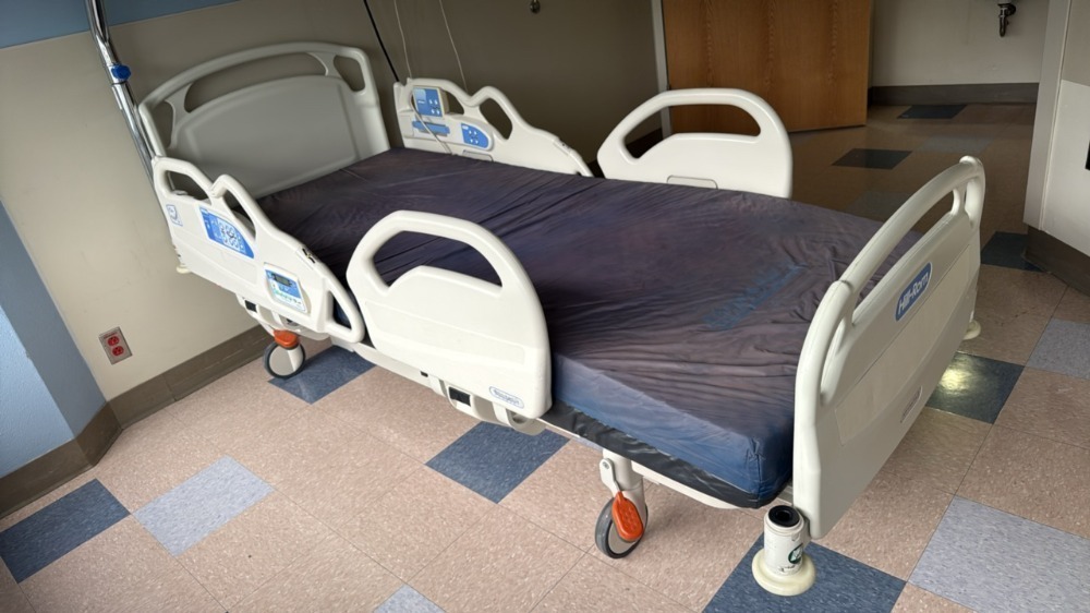 HILL-ROM ADVANTA 2 HOSPITAL BED, PL W/ P1177A PATIENT HELPER POLE ...