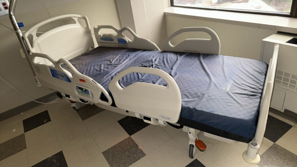 HILL-ROM ADVANTA 2 HOSPITAL BED, PL W/ P1177A PATIENT HELPER POLE ...