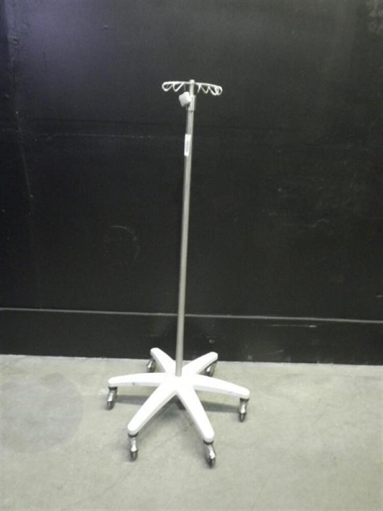 IV POLE ON ROLLING STAND