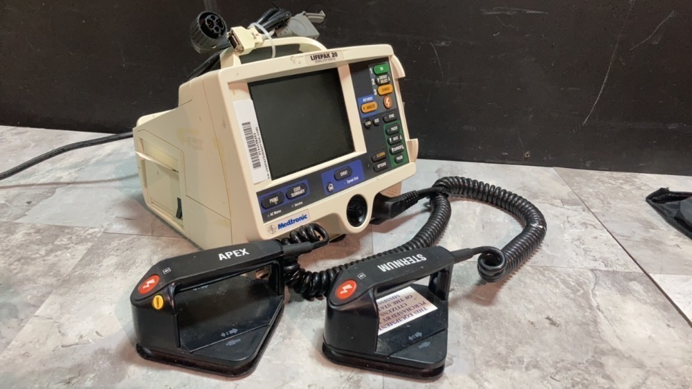 MEDTRONIC/PHYSIO-CONTROL LIFEPAK 20 BIPHASIC DEFIB WITH PACING, 3 LEAD ...