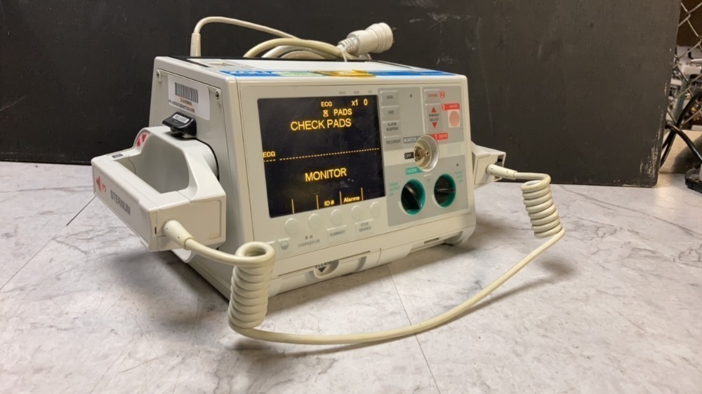 ZOLL M-SERIES BIPHASIC DEFIB WITH PACING, 3 LEAD ECG, PADDLES, BATTERY