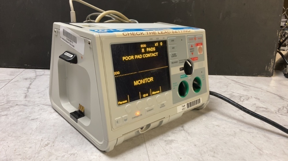 ZOLL M-SERIES BIPHASIC DEFIB WITH PACING, 3 LEAD ECG, ANALYZE, BATTERY